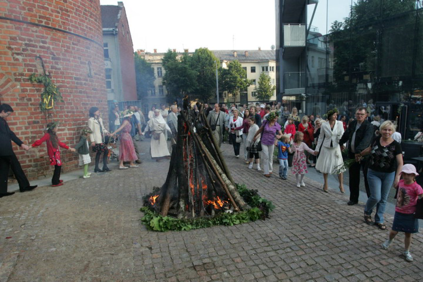 Lietuvoje liepsnos Joninių laužai
