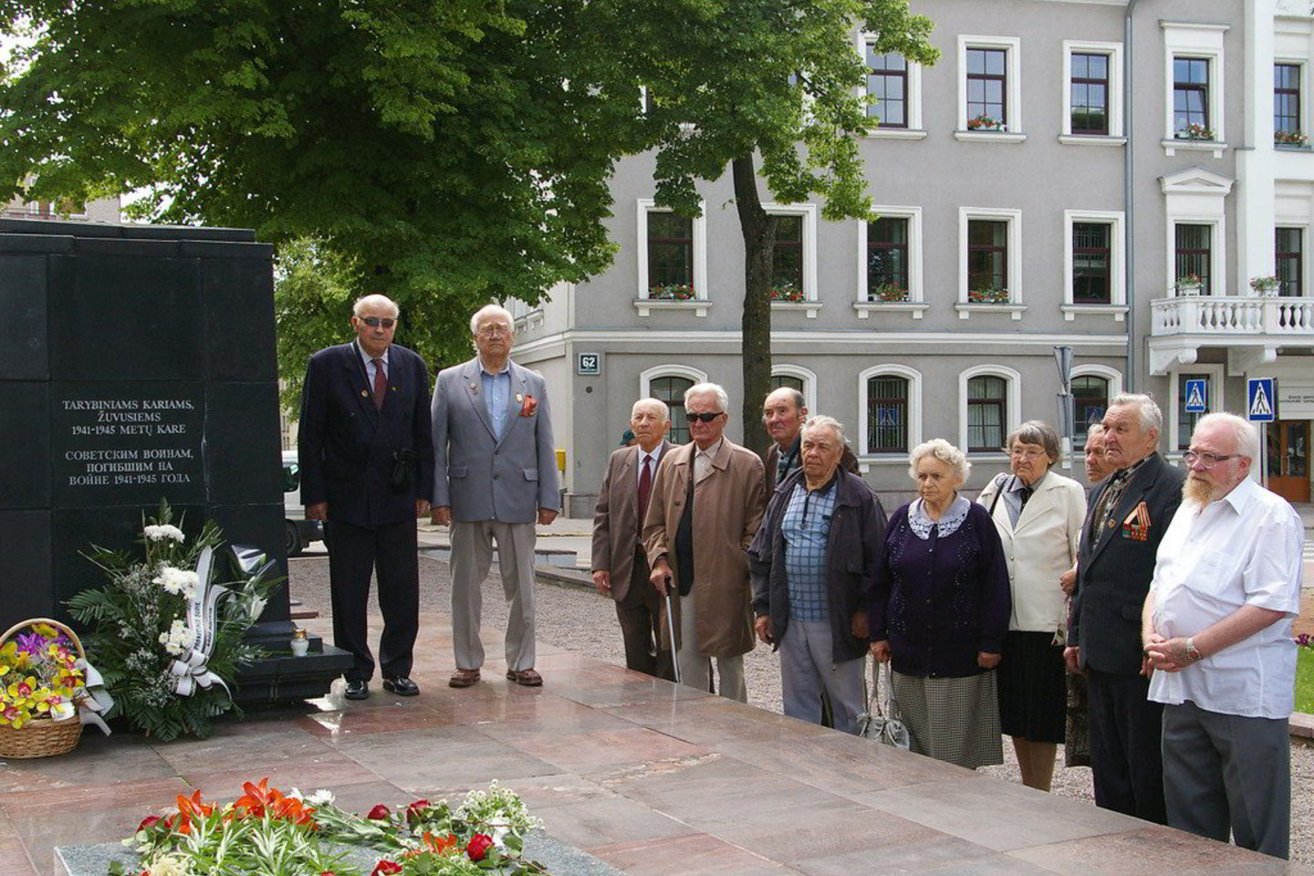 Šiauliuose prie paminklo žuvusiems sovietiniams kariams vėl virė ... Šiauliuose prie paminklo žuvusiems sovietiniams kariams vėl virė ...