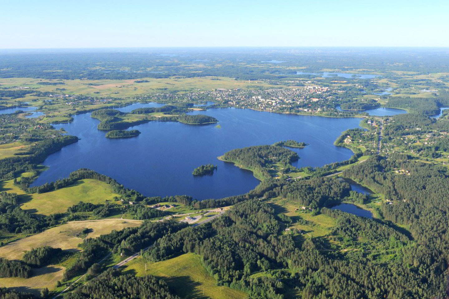 Ežerų akyse atsispindi dangus