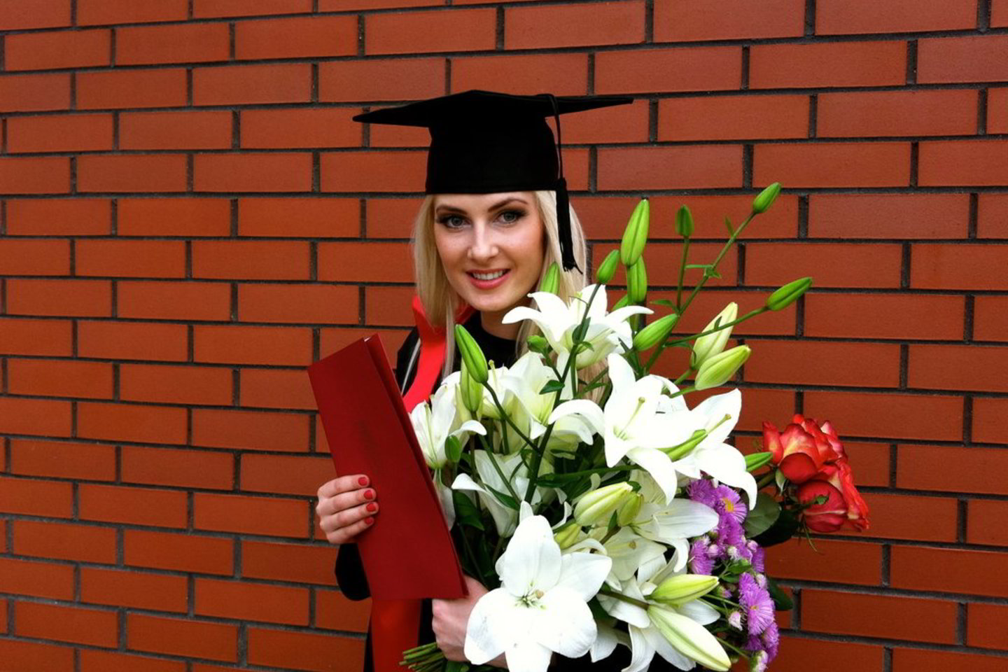 Dainininkė K. Ivanova savo rankose jau laiko magistro diplomą