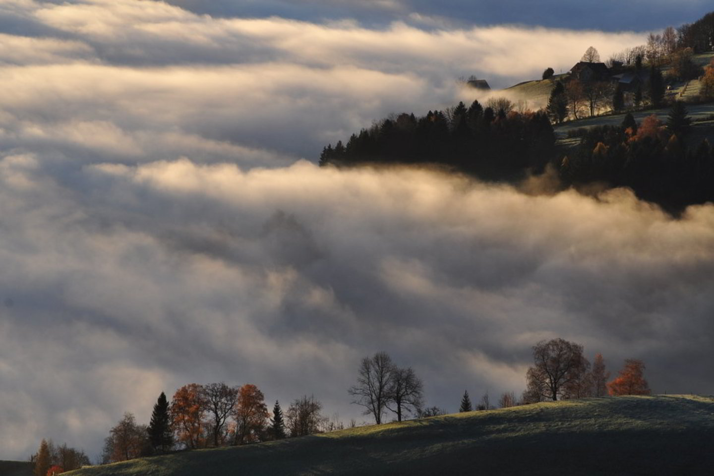 Pro tirštus debesis Alpėse teka saulė
