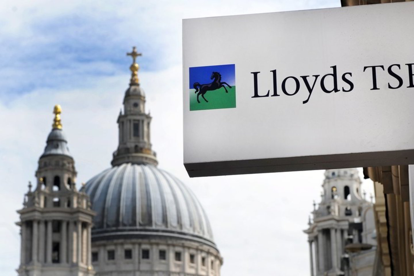 Bankai rungtyniauja dėl „Lloyds“ akcijų