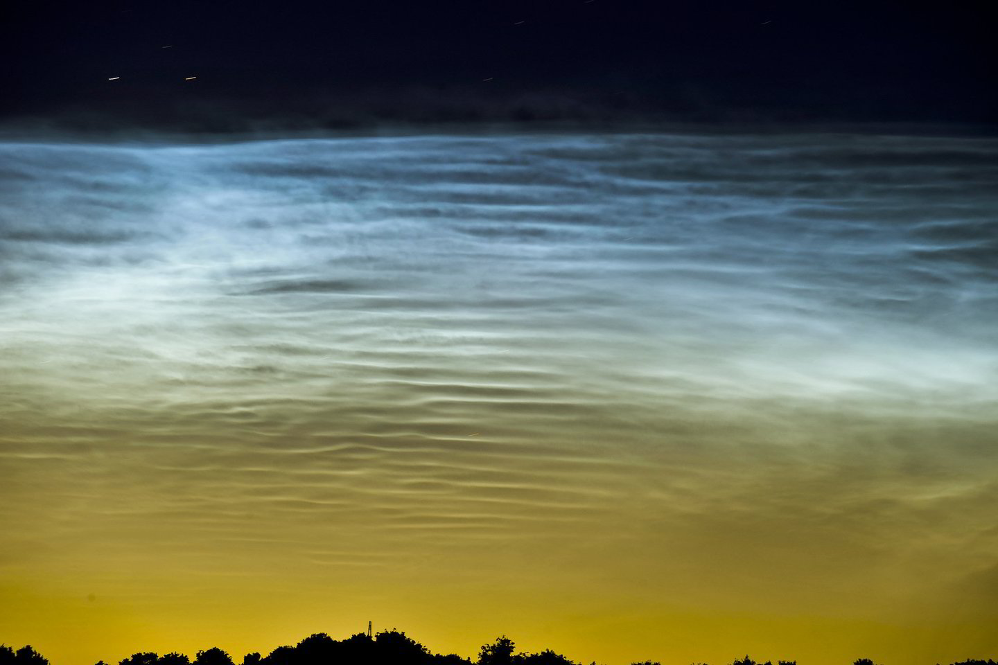 Naktis puoš sidabriškieji debesys