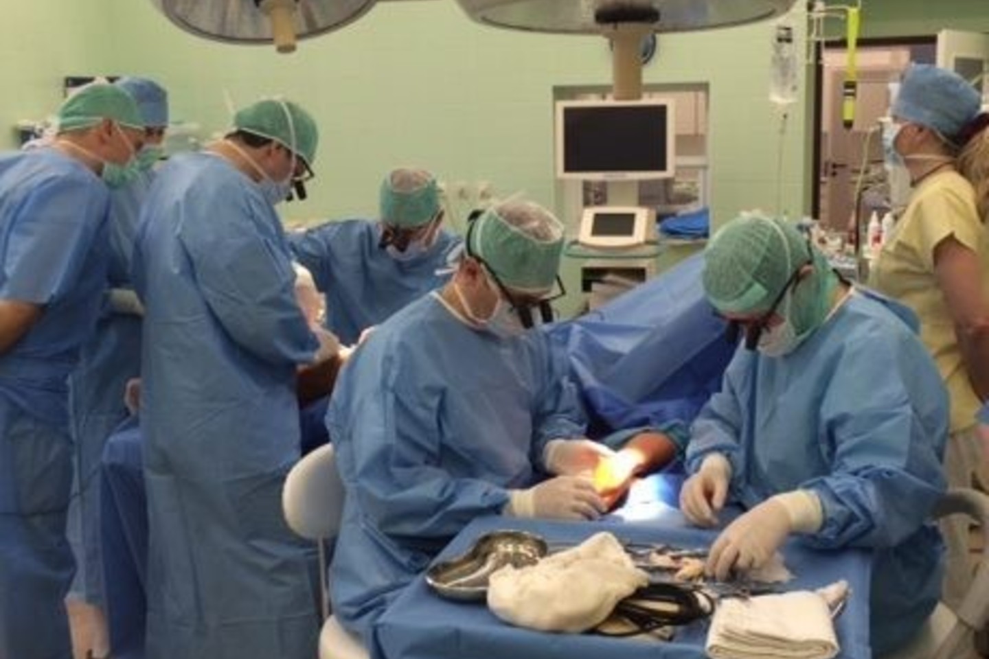 Pirmą kartą šalyje atlikta operacija jaunuoliui išgelbėjo ranką