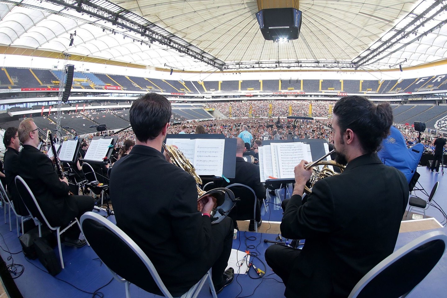 Stadione Vokietijoje grojo didžiausias pasaulyje orkestras
