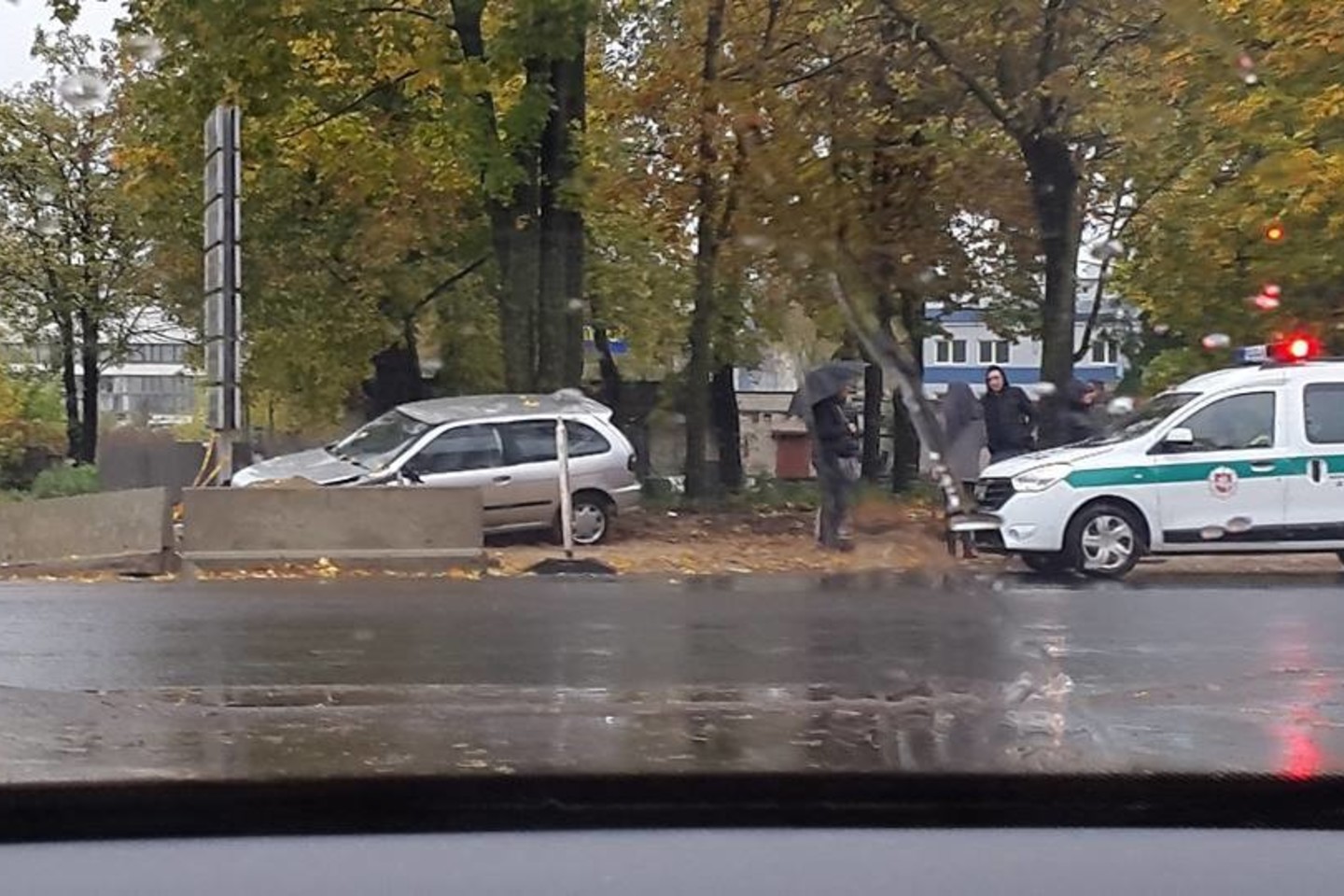 Be perstojo pliaupiantis lietus prikrėtė šunybių Kauno vairuotojams