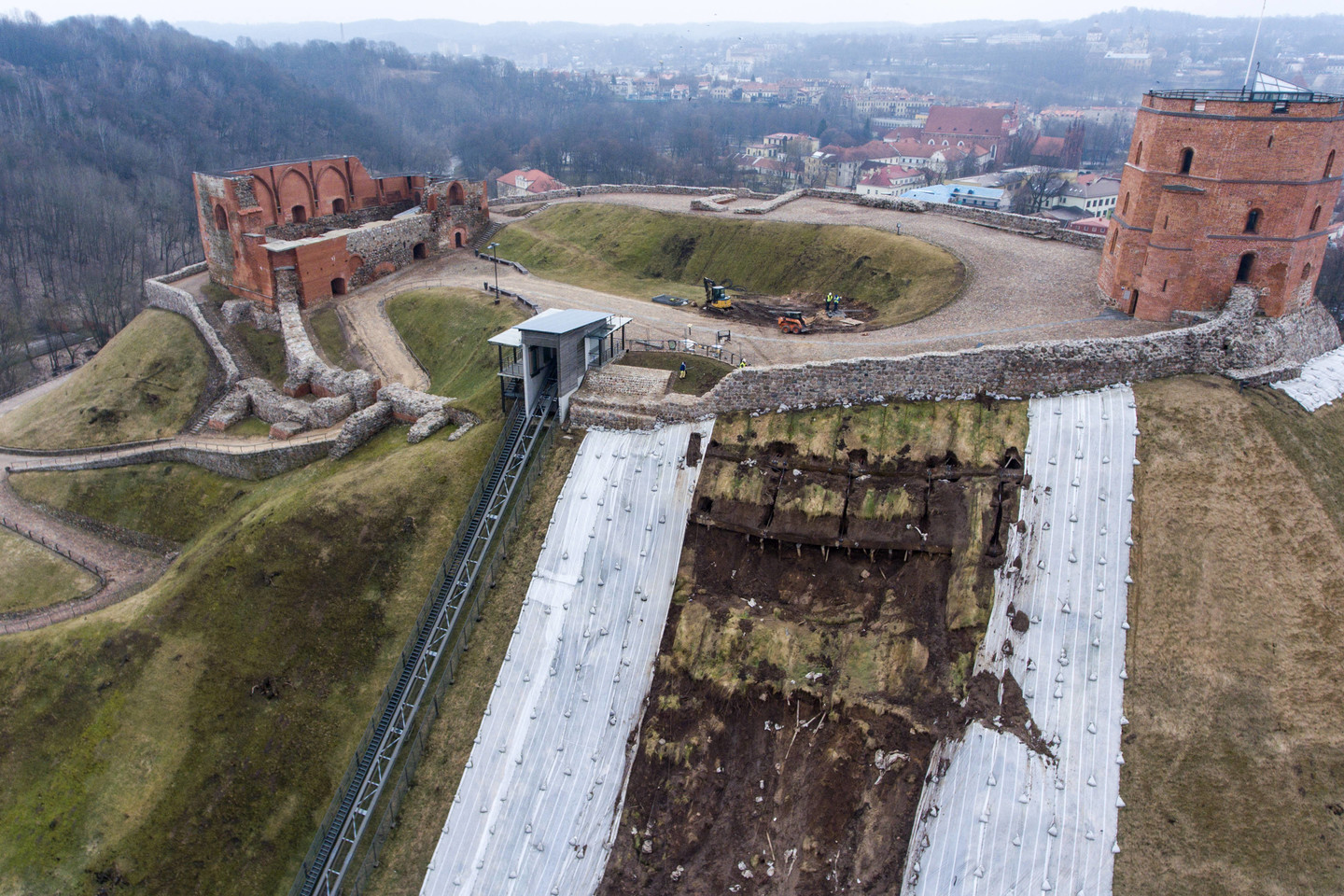 Gedimino kalnas iš paukščio skrydžio: vaizdas kraupus