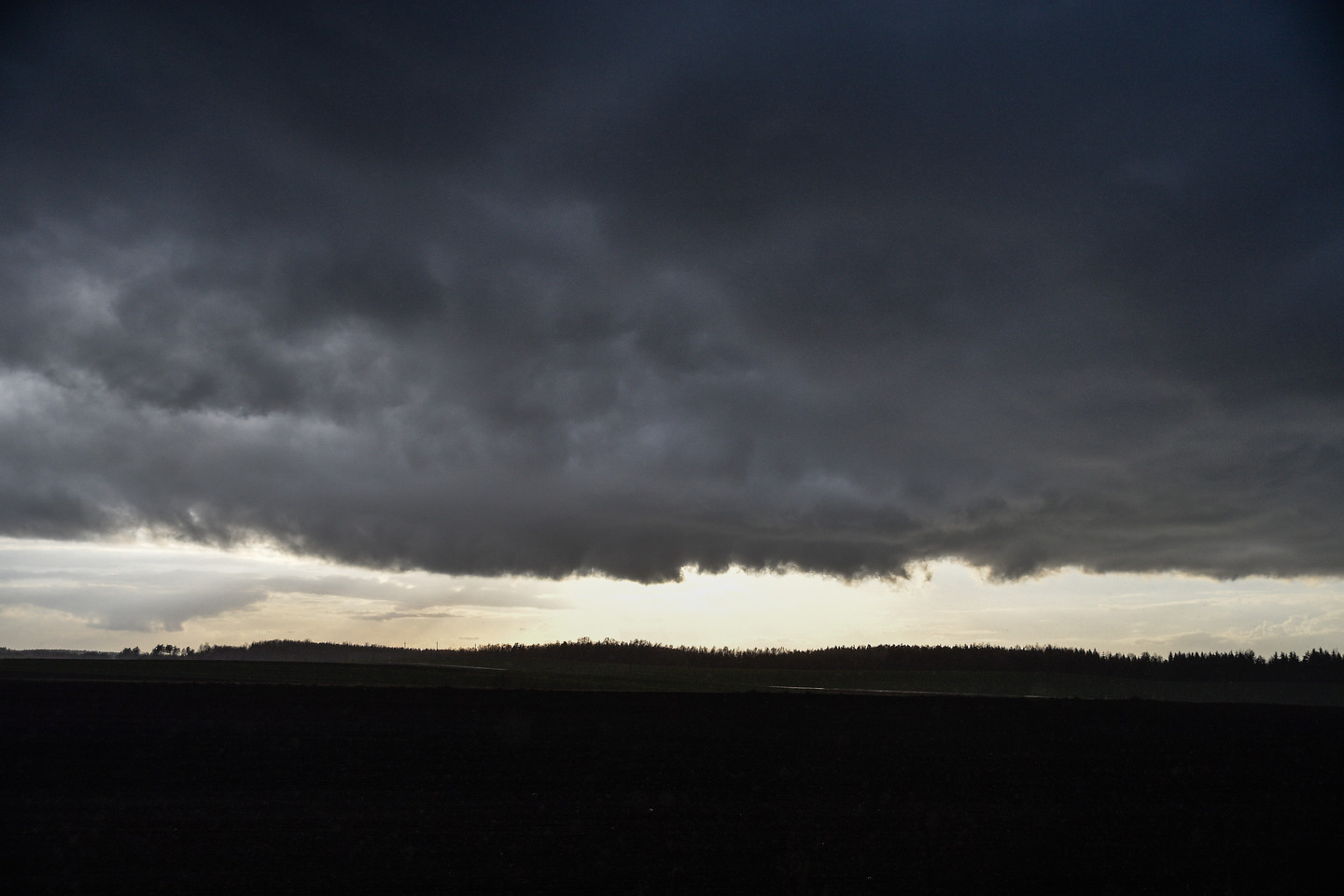 Po šilumos gūsio dangų temdys lietaus debesys