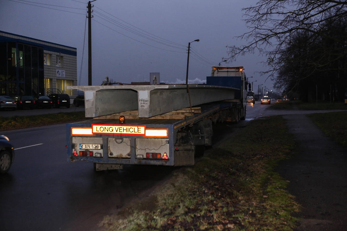 Kaune vilkikas kliudė elektros stulpą ir jį nuvertė
