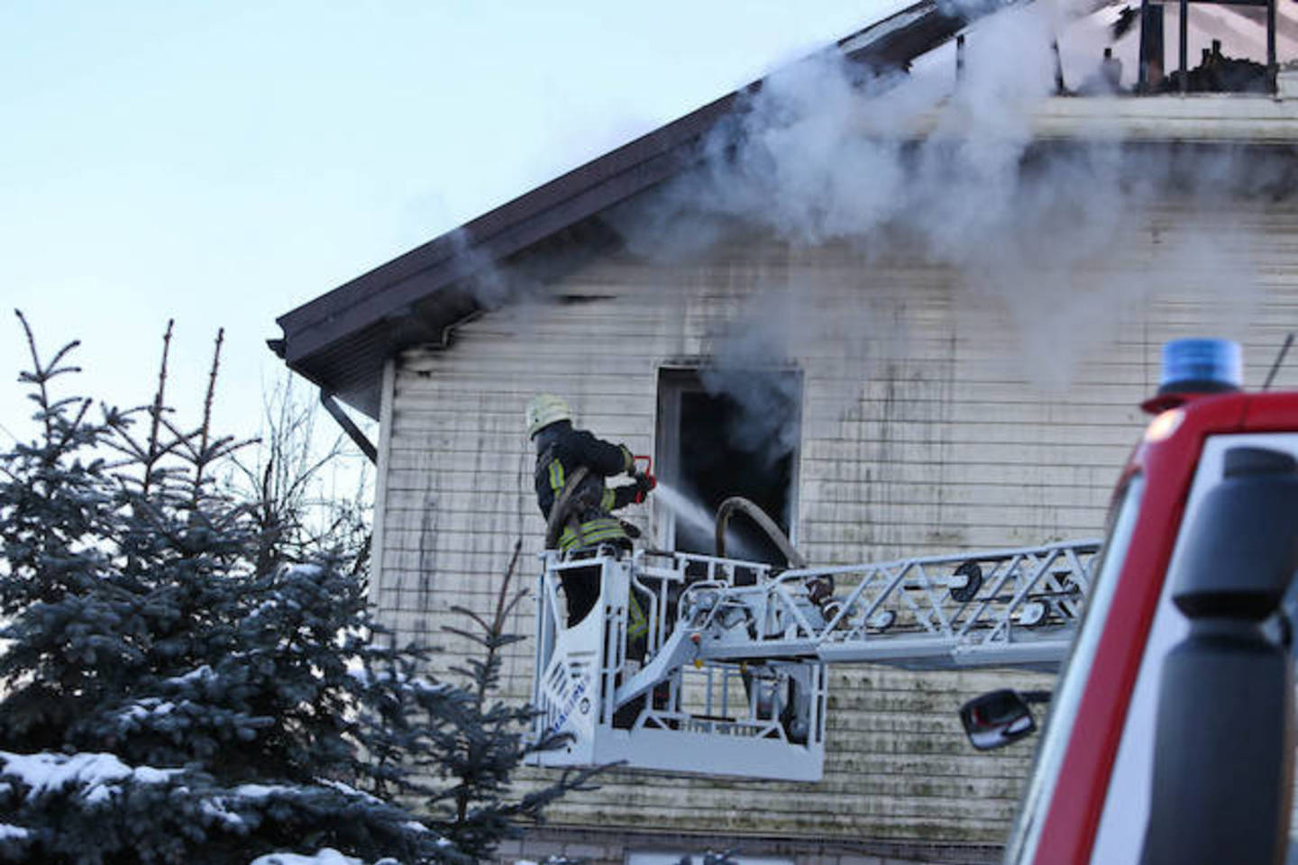 Klaipėdoje liepsnos rijo daugiabučio stogą, dalis žmonių liko be namų