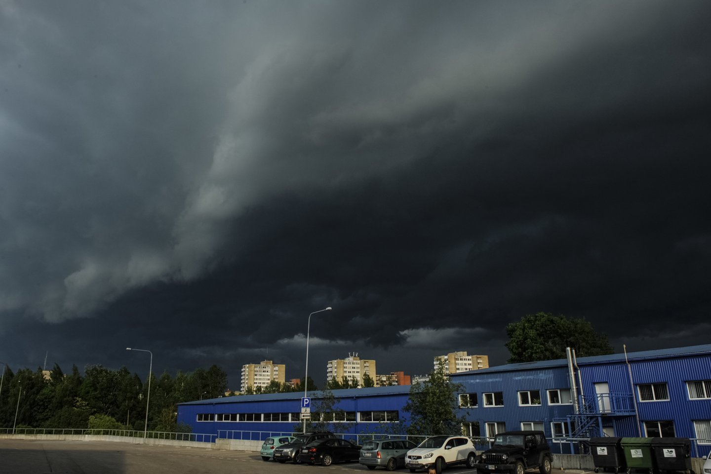 Karščio bangą Lietuvoje lydės audros debesys ir liūtys, gali kilti škvalas