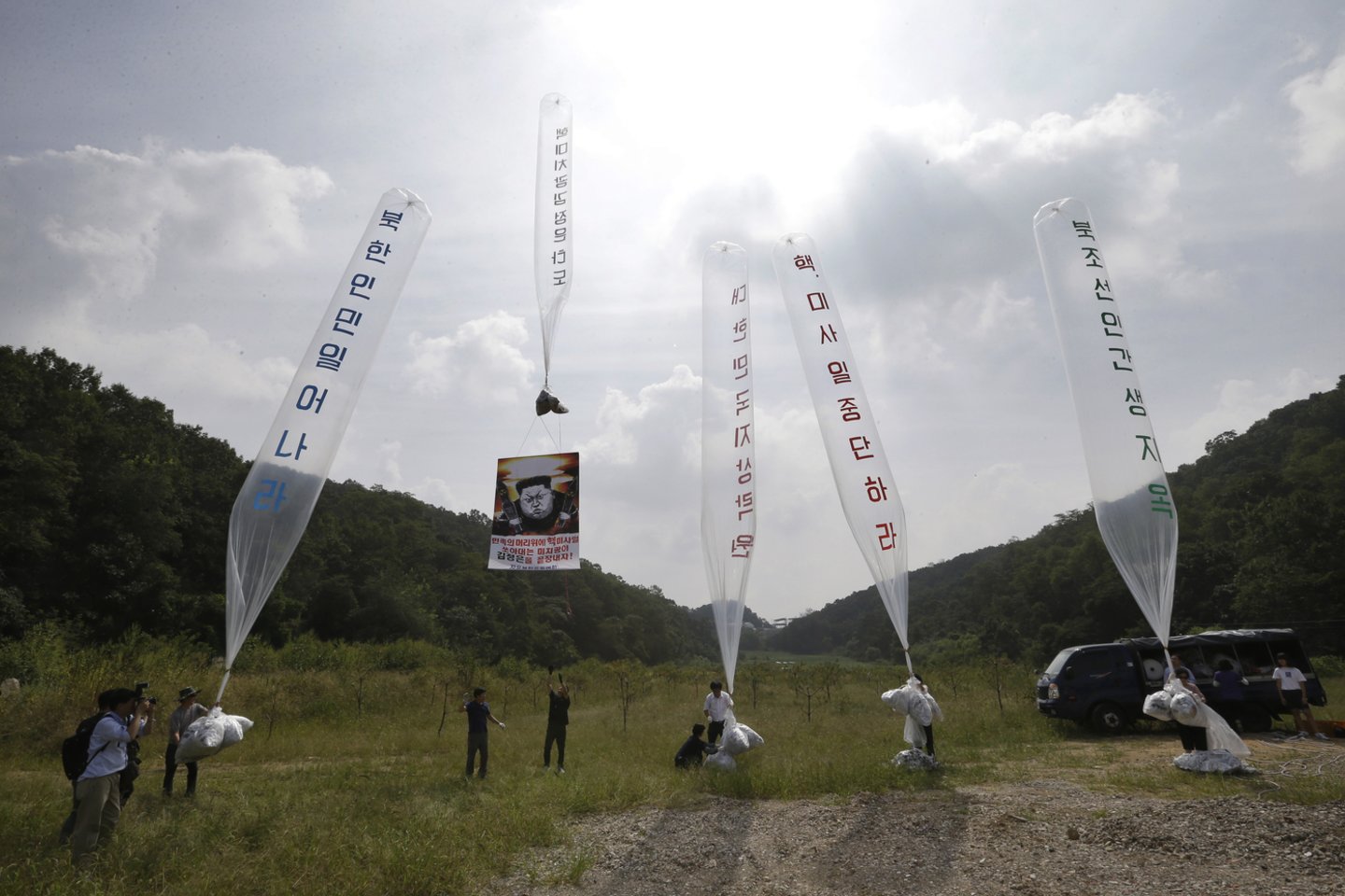 Seulas po Pchenjano grasinimų imsis veiksmų prieš balionus leidžiančius ...