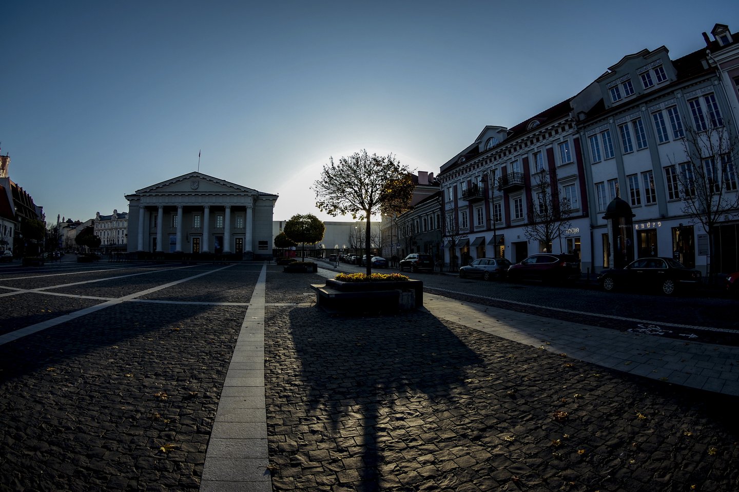 Sinoptikai: pro tankius debesis ir dulksną žvilgčios saulės spinduliai