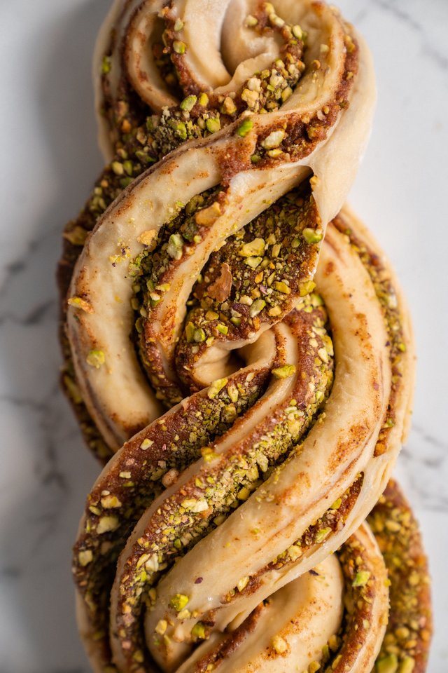 Mielinės tešlos pynė su cinamonu ir pistacijomis namus iškvėpins Kalėdų ...