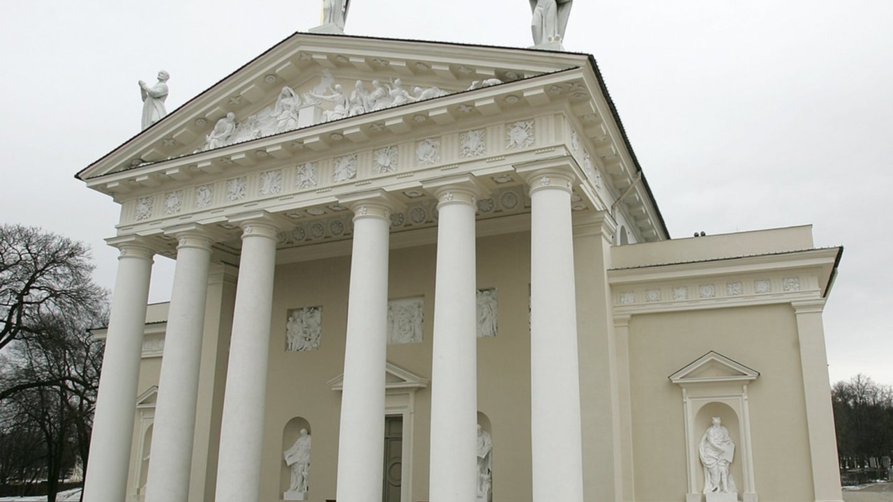 Vilniaus katedra neatlaikė galingo vėjo gūsių: specialistai vertina ...