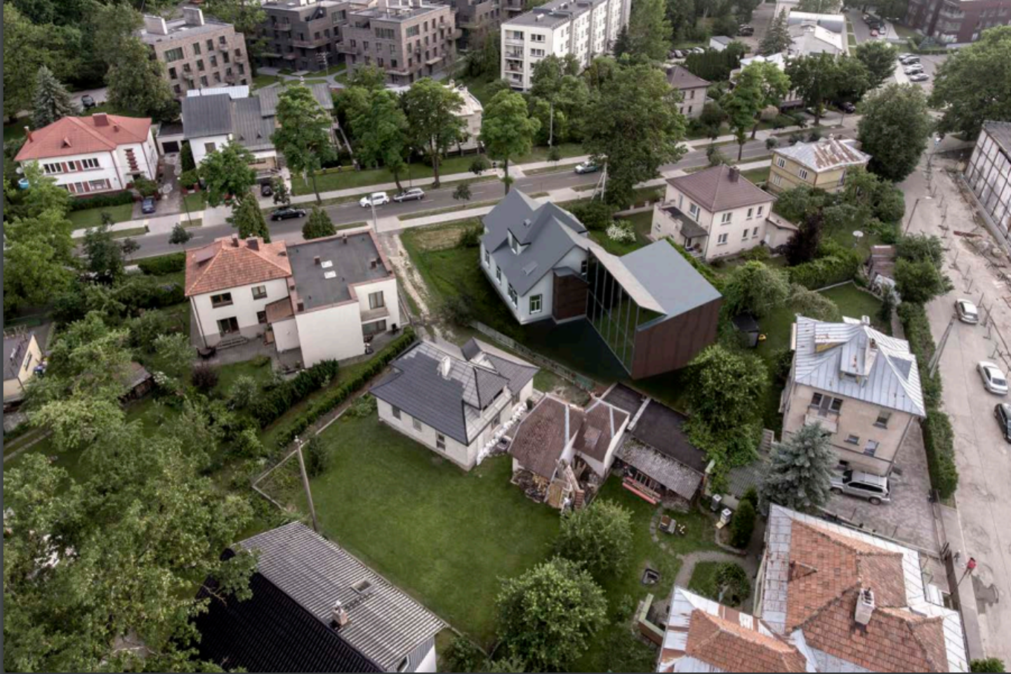 Bene garsiausia Kaune – Perkūno alėjos vila virs ištaigingais namais