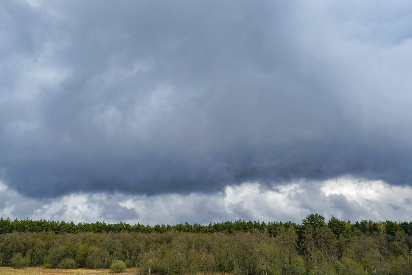 Į Lietuvą atkeliauja gaivesni orai: pro debesis išlendančią saulę ...