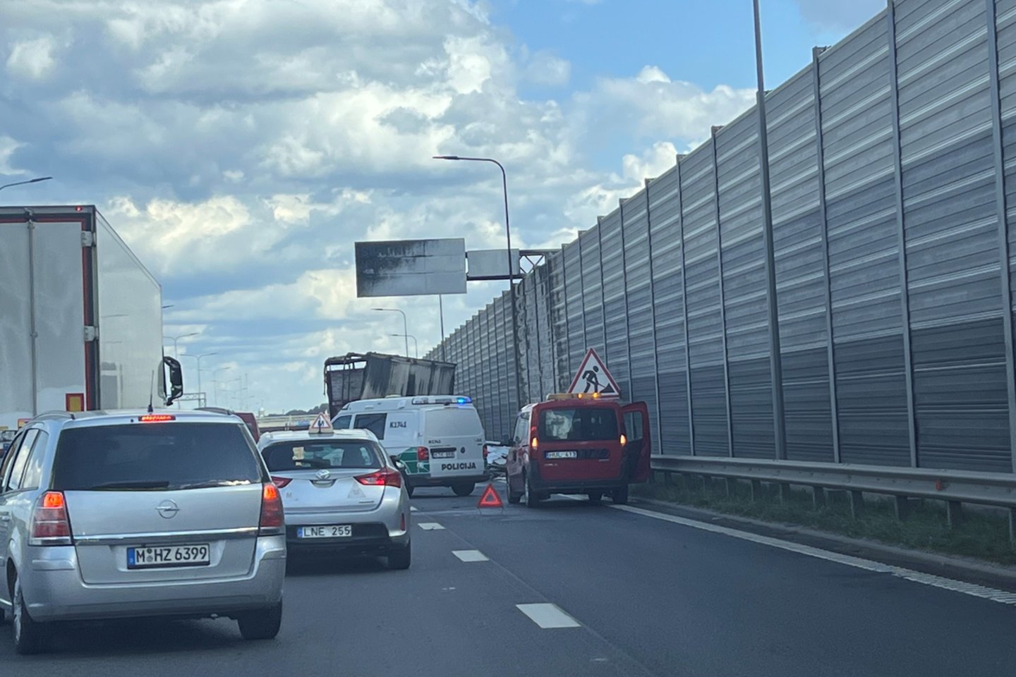 Greitkelyje ties Kaunu atvira liepsna degė vilkiko priekaba