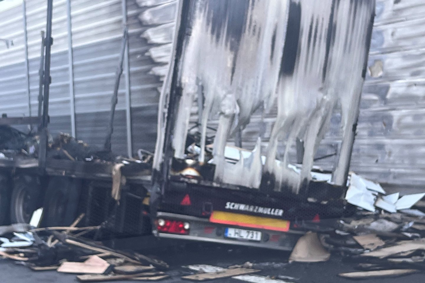 Greitkelyje ties Kaunu atvira liepsna degė vilkiko priekaba