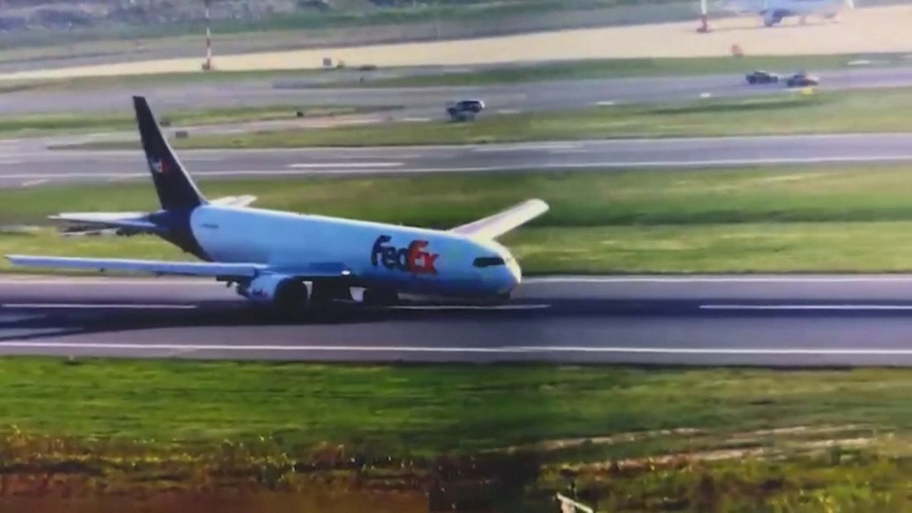 Dar viena juoda katė perbėgo lėktuvų „Boeing“ pakilimo takus: šįkart ...