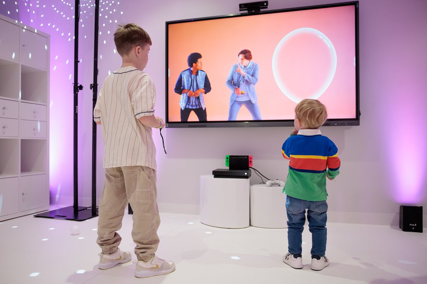 Vilniuje atidaryta mergaičių svajonių erdvė: pasipuošti dukrą atlydėjo ...