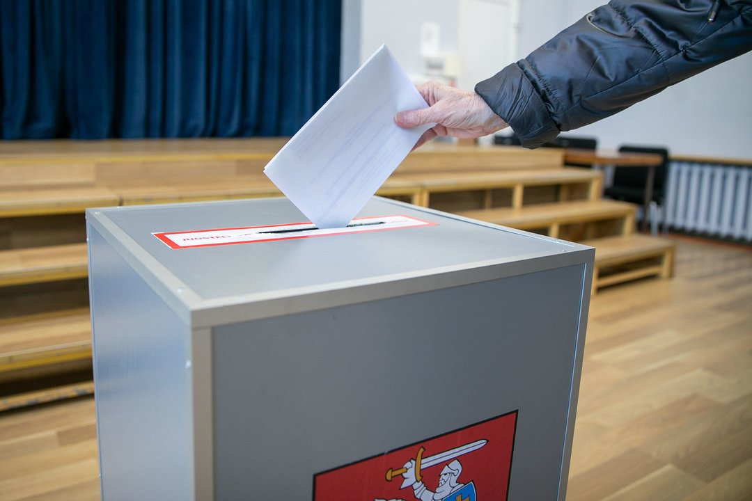 Pirmąją išankstinio balsavimo dieną prezidento rinkimų antrajame ture ...