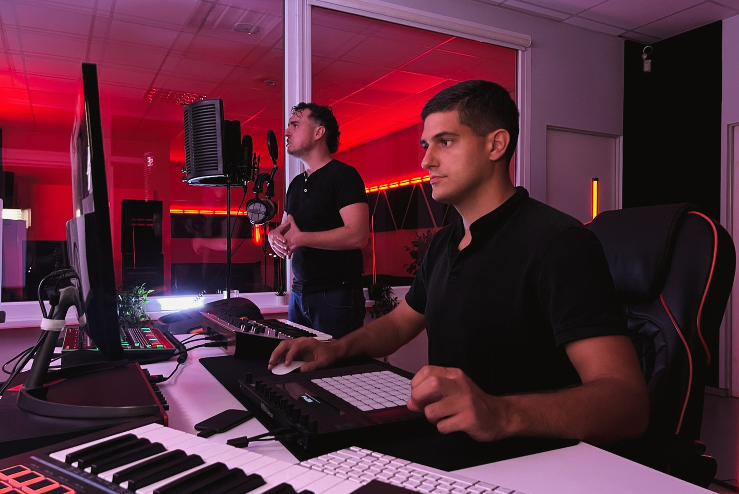 Naują kūrinį pristatantis duetas Rokas Bal ir Tauras Macas: „Nežinai ...