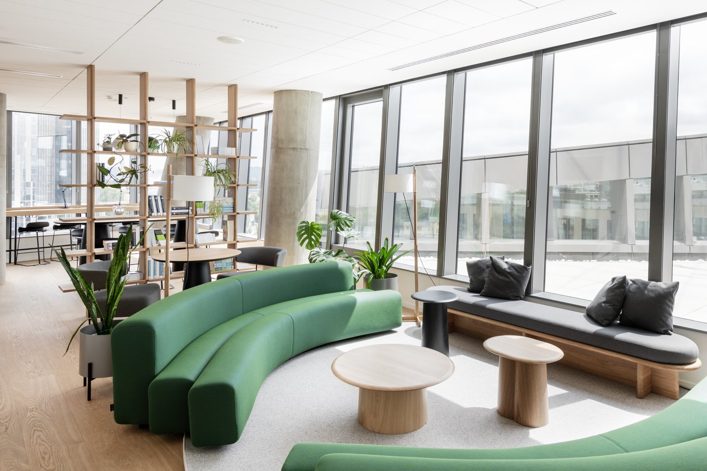 Stikliniame biure architektai sugebėjo sukurti jaukių namų emociją