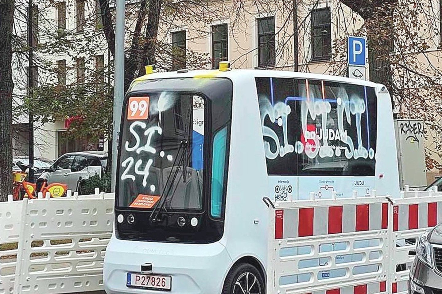 Keistas autobusas vilniečių nesužavėjo: gedo, kentėjo nuo vandalų, teko ...