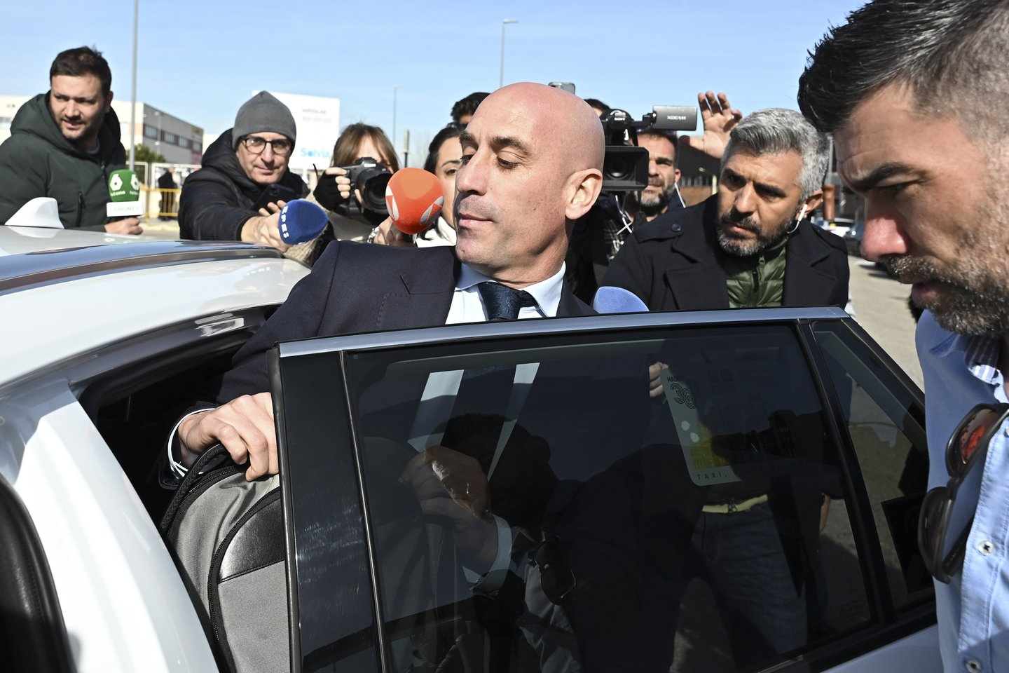 Futbolininkę bučiavęs L. Rubialesas pripažintas kaltu seksualinio ...