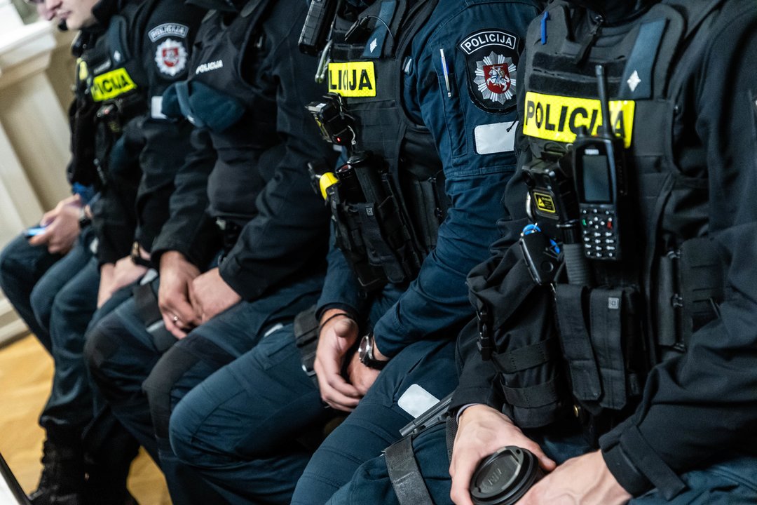 Lietuvoje toliau mažėja policijos pareigūnų: išnyko du vidutinio dydžio ...