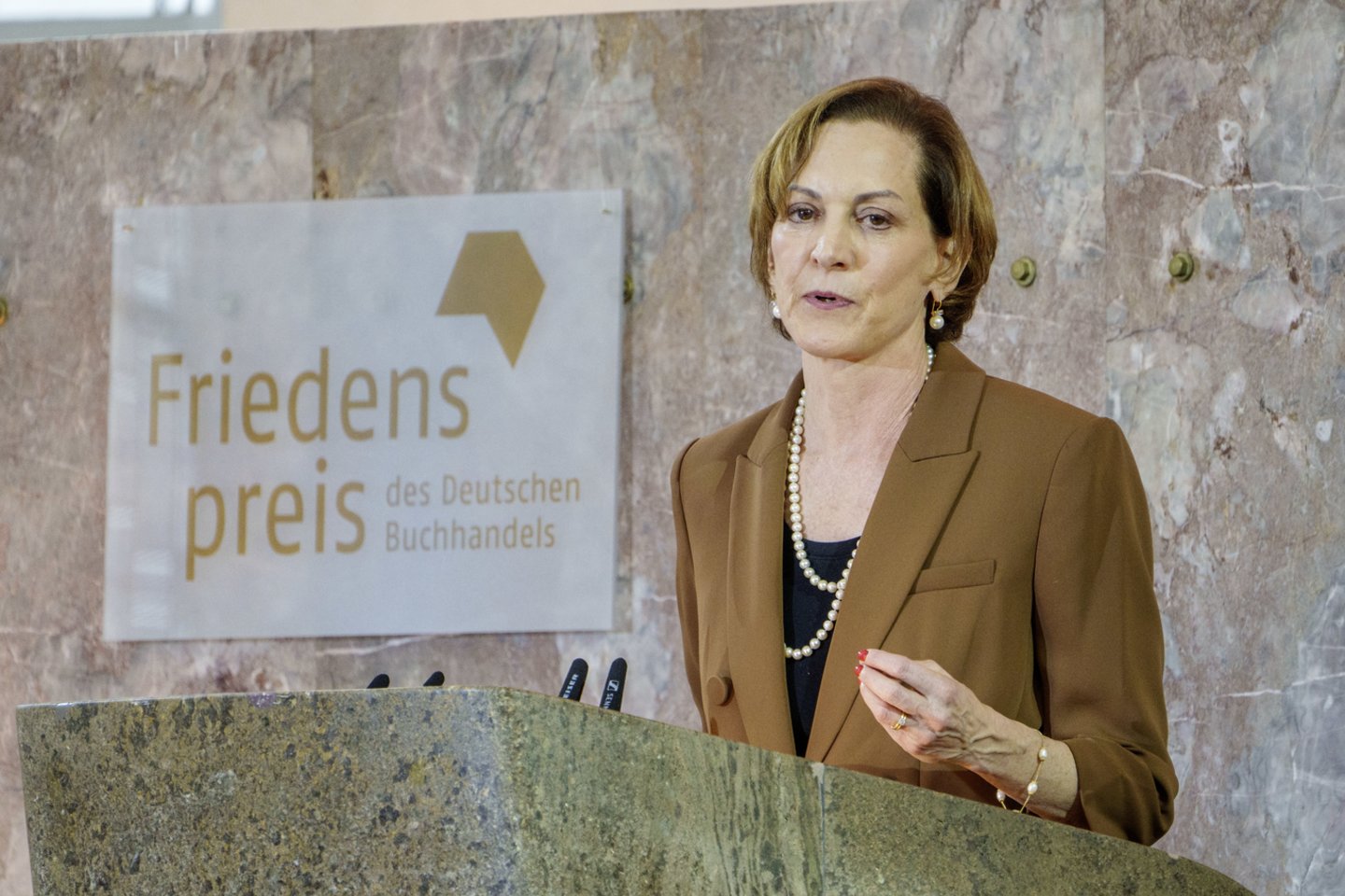 Garsioji A. Applebaum išnarstė pasaulį sudrebinusį D. Trumpo ir V ...