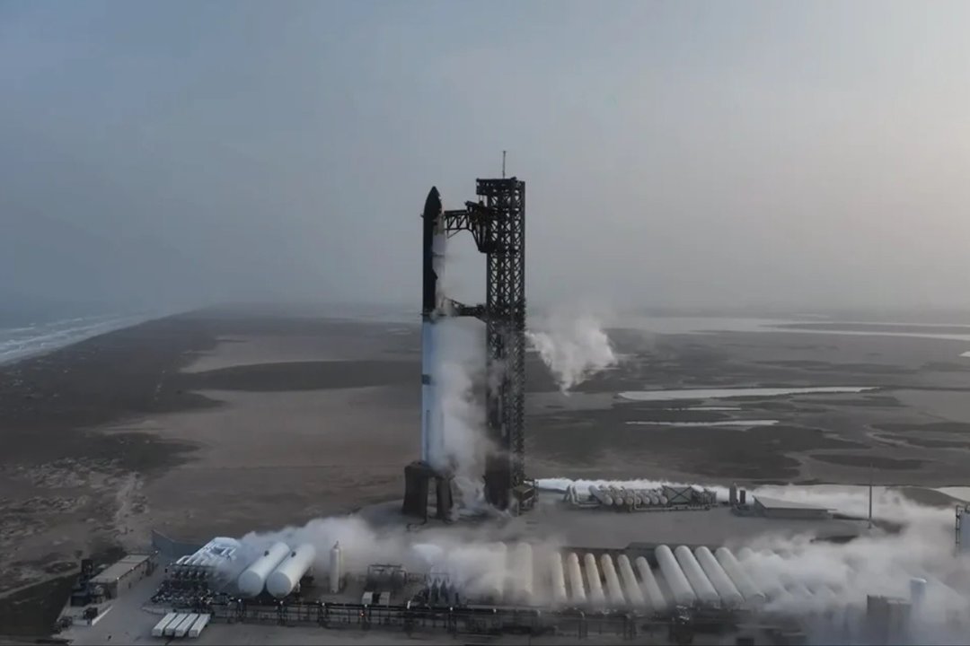 Belikus sekundėms iki starto, milžiniškos „SpaceX“ raketos skrydis į ...