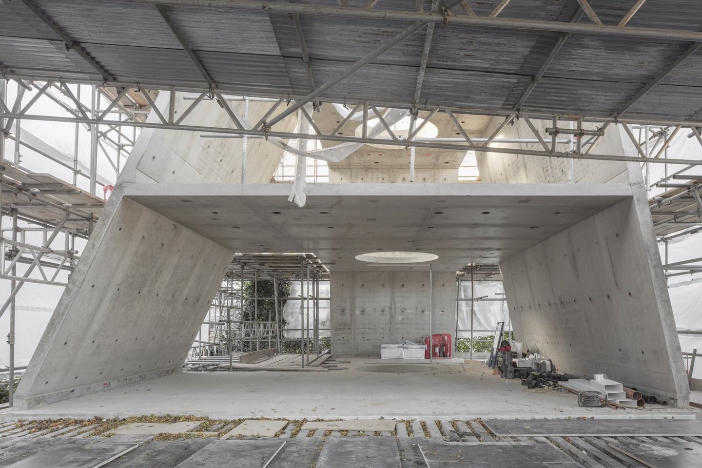 Keturių aukštų betoninis šeimos namas su minimalia apdaila – tikras ...