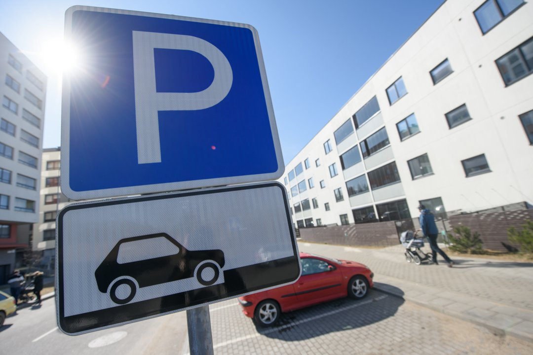 Parkingo vietos ir atskiri garažai miestuose gali būti apmokestinti ...