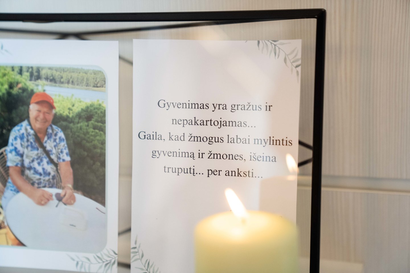 Ašaros ir balti gėlių žiedai: Kaune atsisveikinama su mirusiu Joanos ...