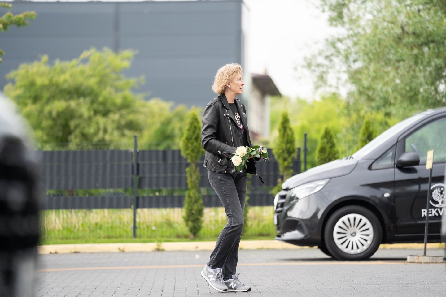 Ašaros ir balti gėlių žiedai: Kaune atsisveikinama su mirusiu Joanos ...