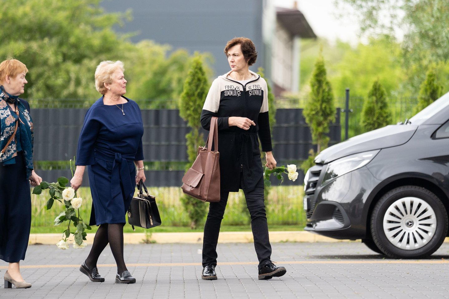 Ašaros ir balti gėlių žiedai: Kaune atsisveikinama su mirusiu Joanos ...