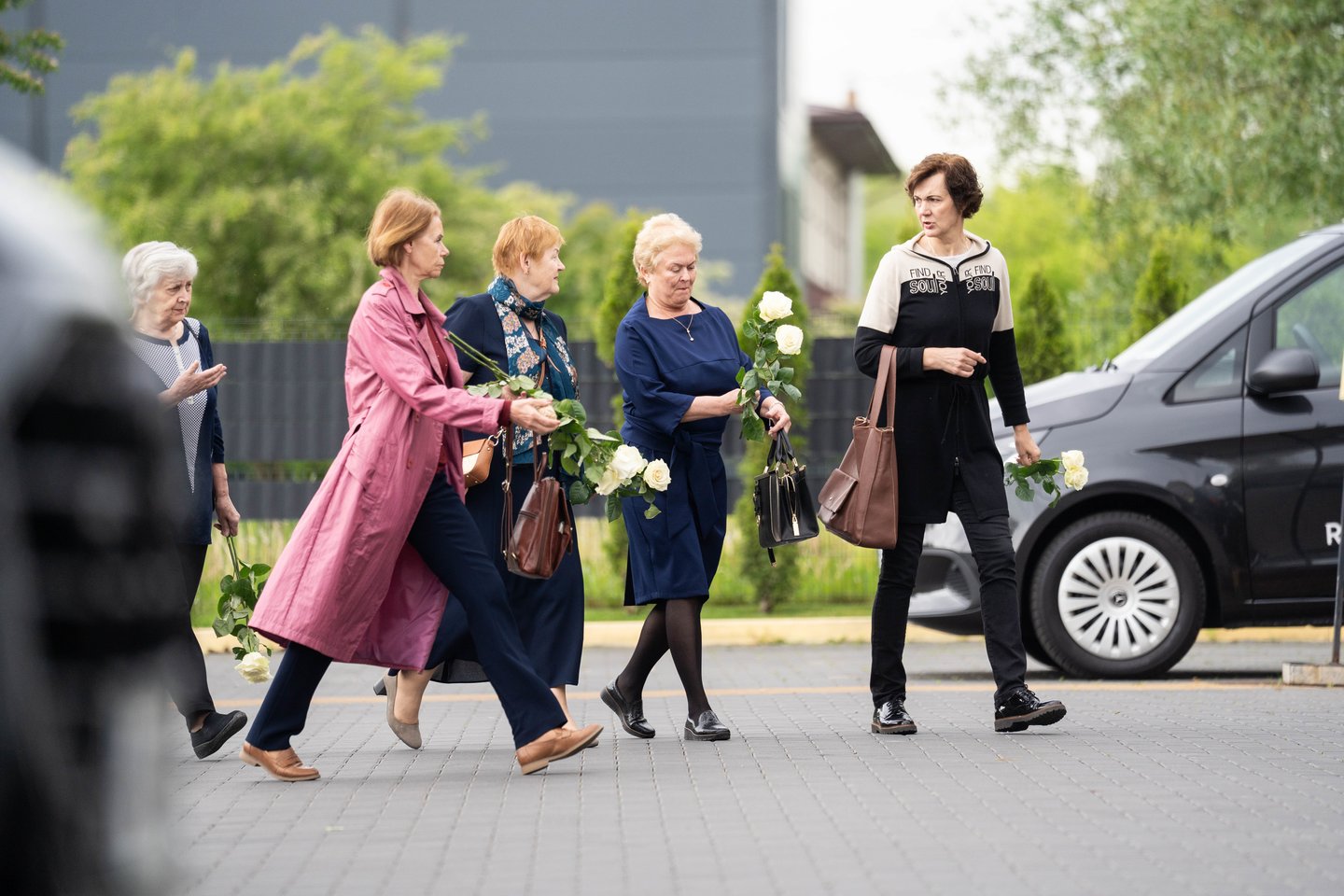 Ašaros ir balti gėlių žiedai: Kaune atsisveikinama su mirusiu Joanos ...