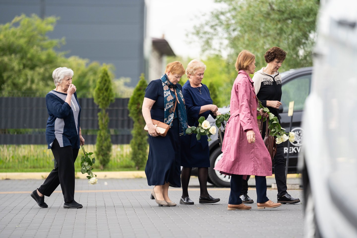 Ašaros ir balti gėlių žiedai: Kaune atsisveikinama su mirusiu Joanos ...