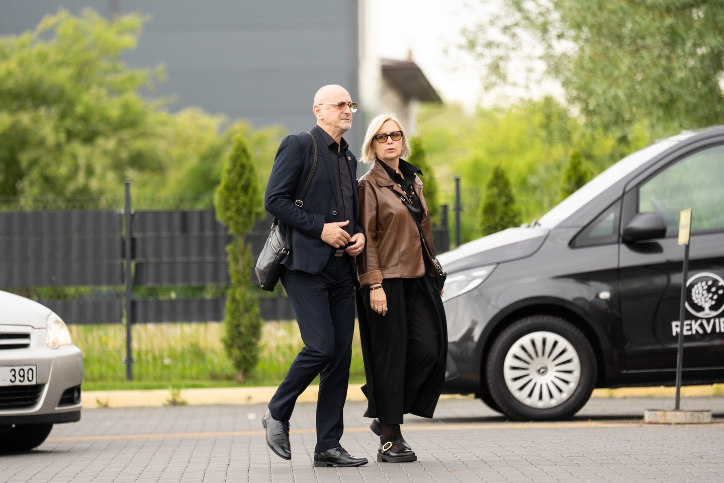 Ašaros ir balti gėlių žiedai: Kaune atsisveikinama su mirusiu Joanos ...