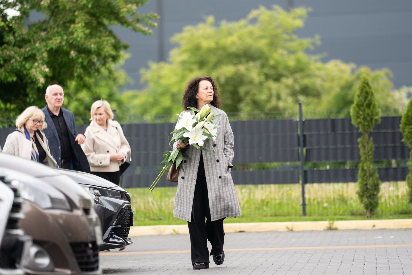 Ašaros ir balti gėlių žiedai: Kaune atsisveikinama su mirusiu Joanos ...