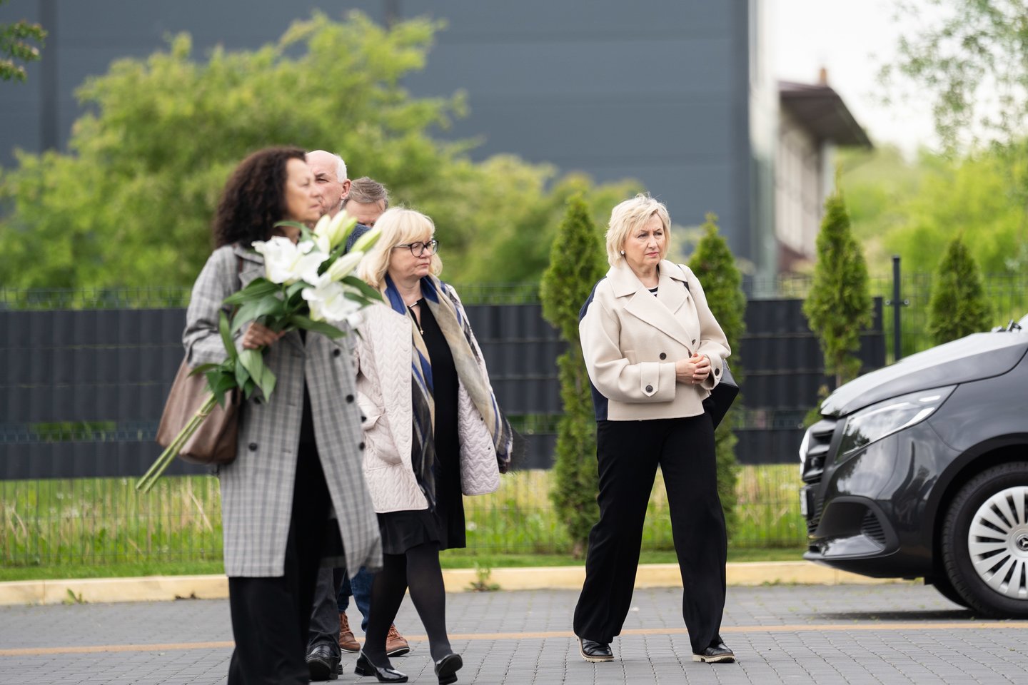 Ašaros ir balti gėlių žiedai: Kaune atsisveikinama su mirusiu Joanos ...