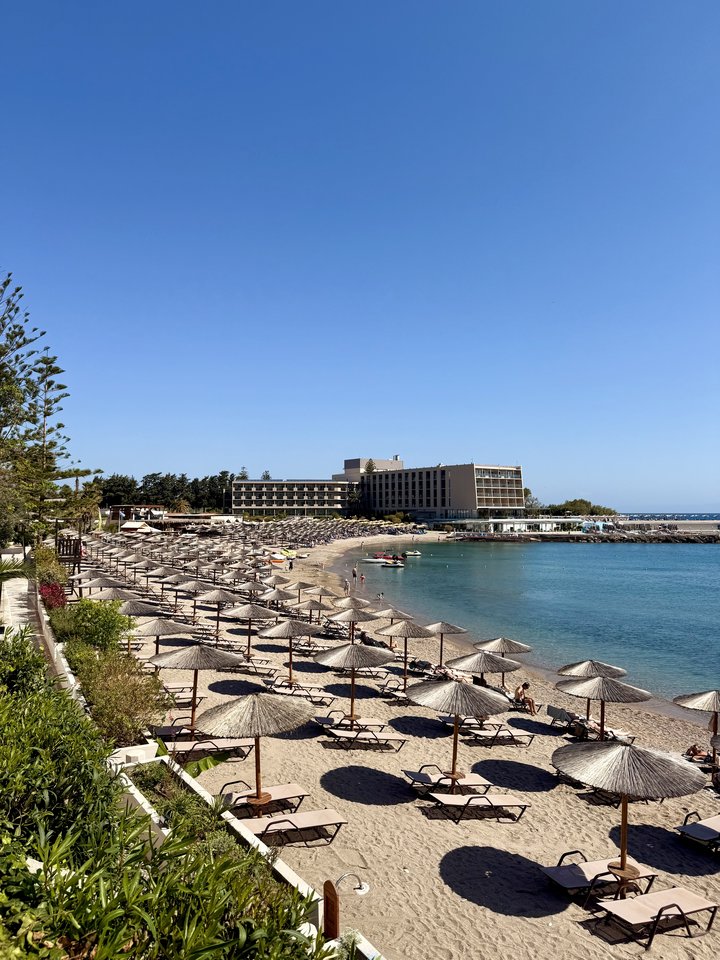 L. Pobedonoscevo savaitgalis Rodo saloje: privati vila su baseinu ir ...