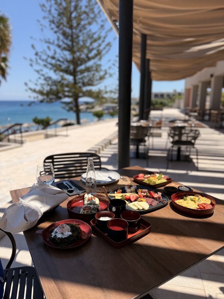 L. Pobedonoscevo savaitgalis Rodo saloje: privati vila su baseinu ir ...