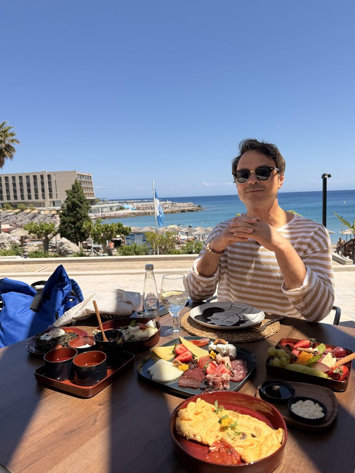 L. Pobedonoscevo savaitgalis Rodo saloje: privati vila su baseinu ir ...