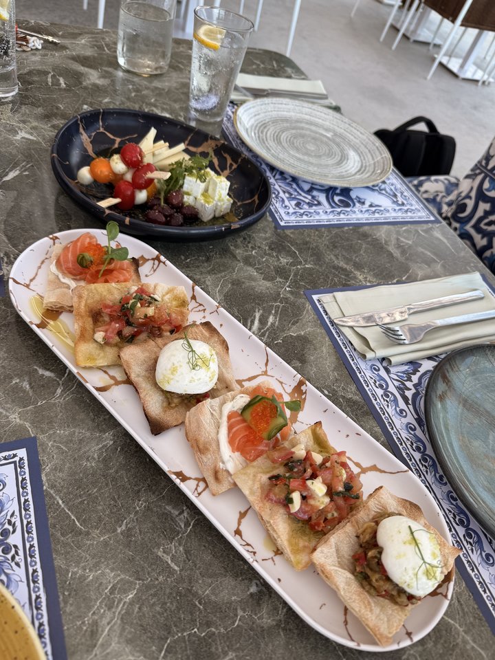 L. Pobedonoscevo savaitgalis Rodo saloje: privati vila su baseinu ir ...