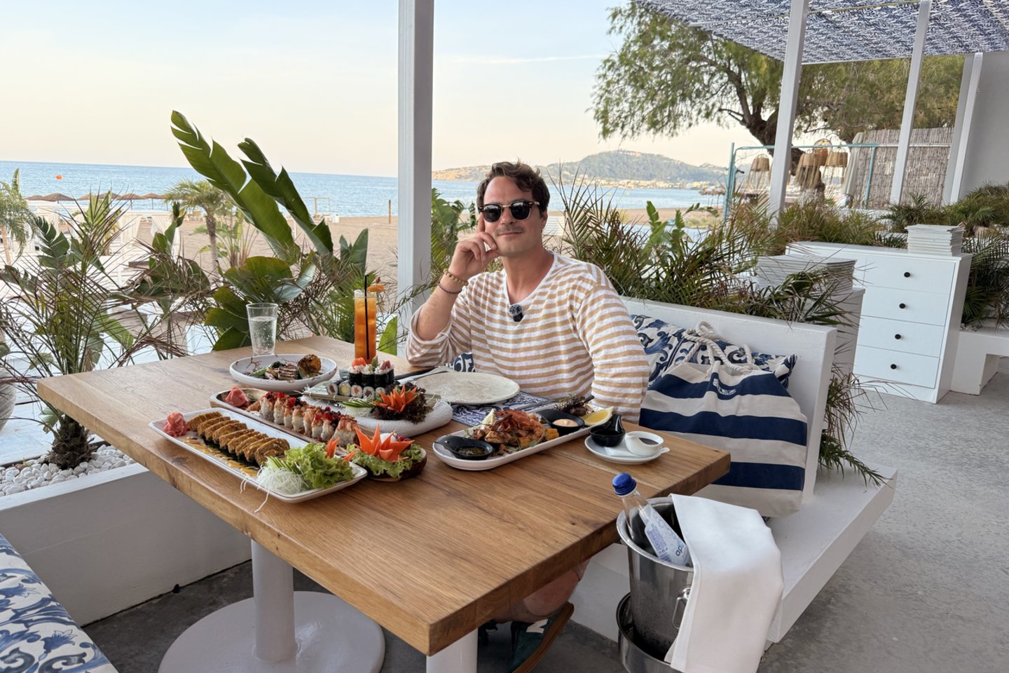 L. Pobedonoscevo savaitgalis Rodo saloje: privati vila su baseinu ir ...