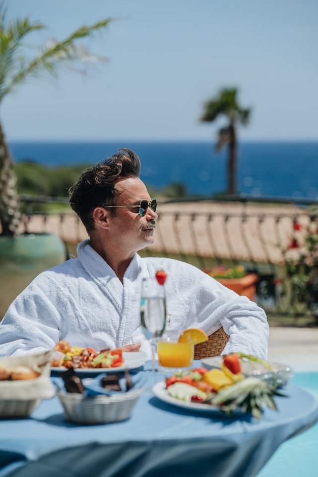 L. Pobedonoscevo savaitgalis Rodo saloje: privati vila su baseinu ir ...