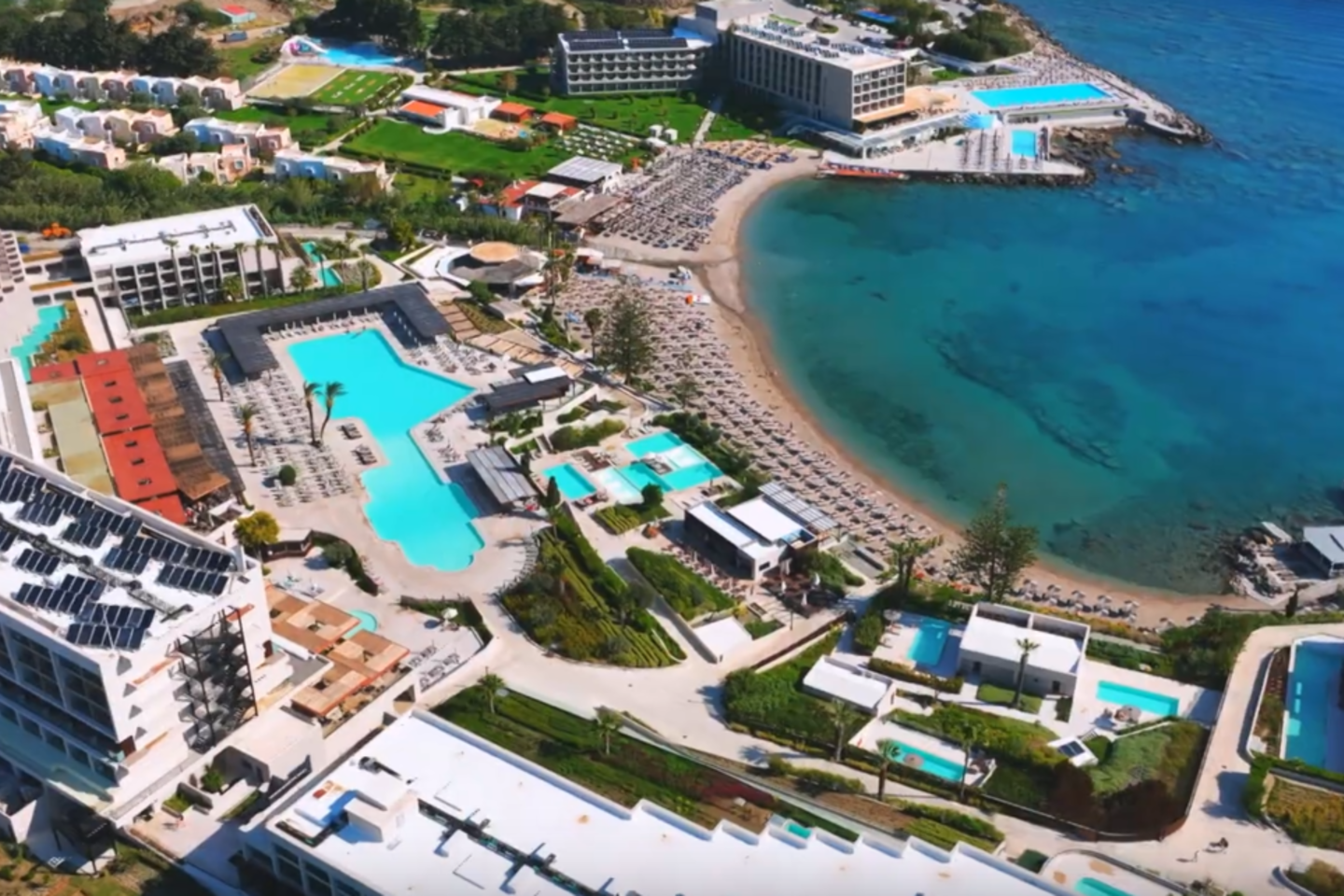 L. Pobedonoscevo savaitgalis Rodo saloje: privati vila su baseinu ir ...